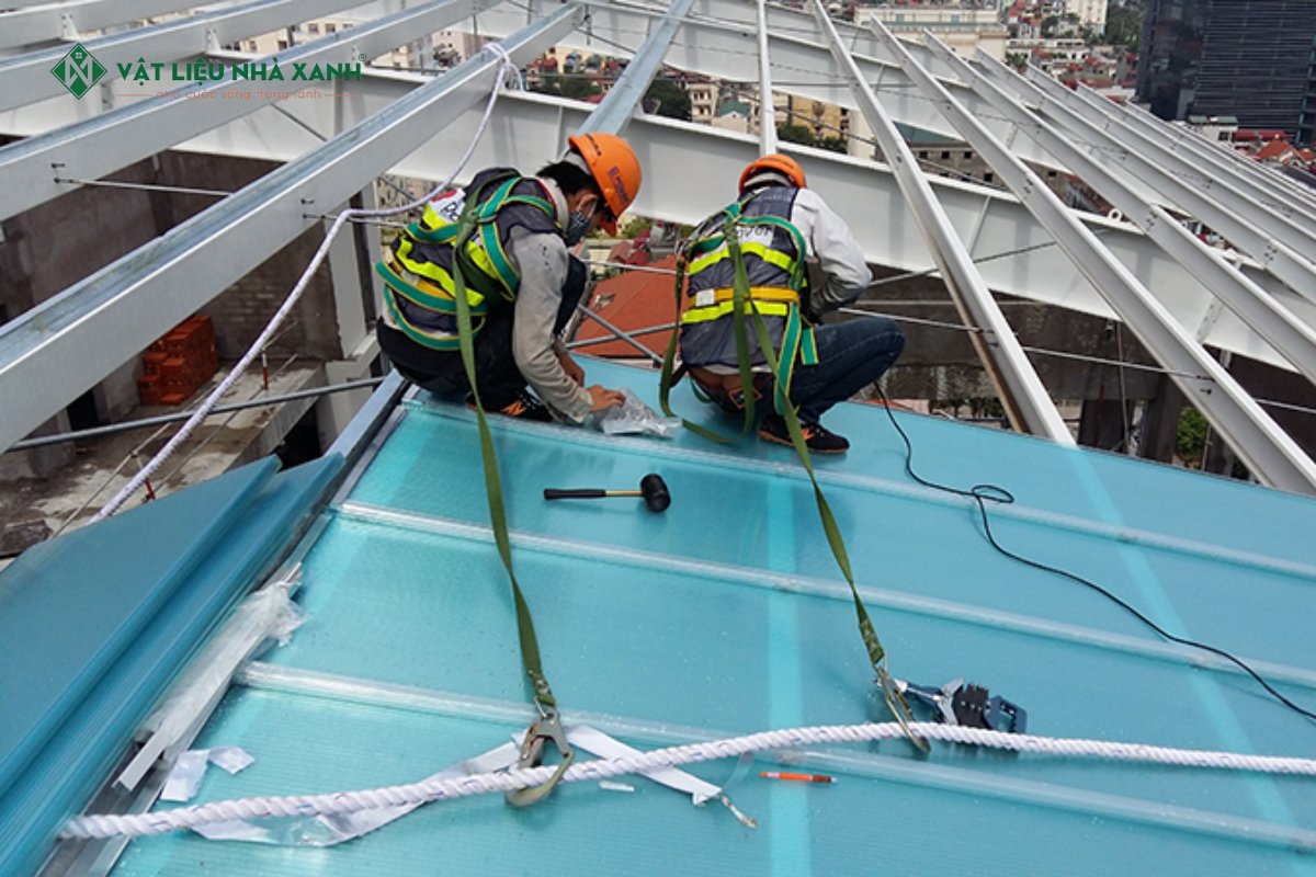 Cách lợp tấm polycarbonate rỗng ruột đơn giản chỉ với 7 bước